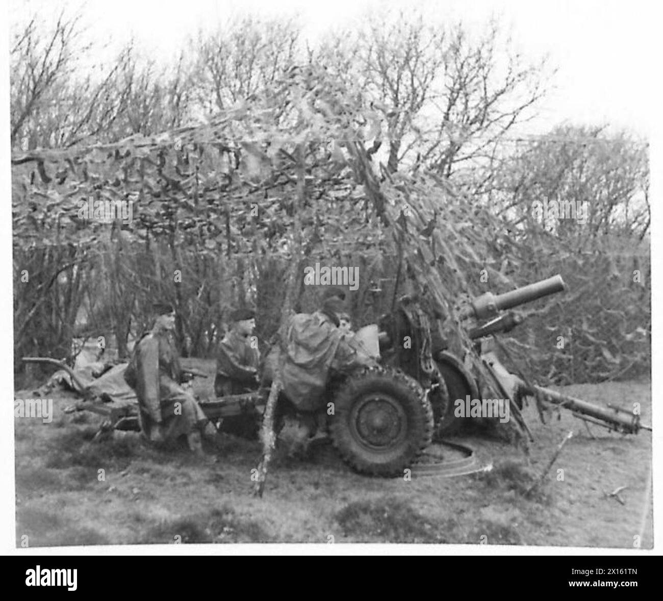 TWO DIVISIONS IN A MOCK BATTLE - A 25-Pounder in action during the ...
