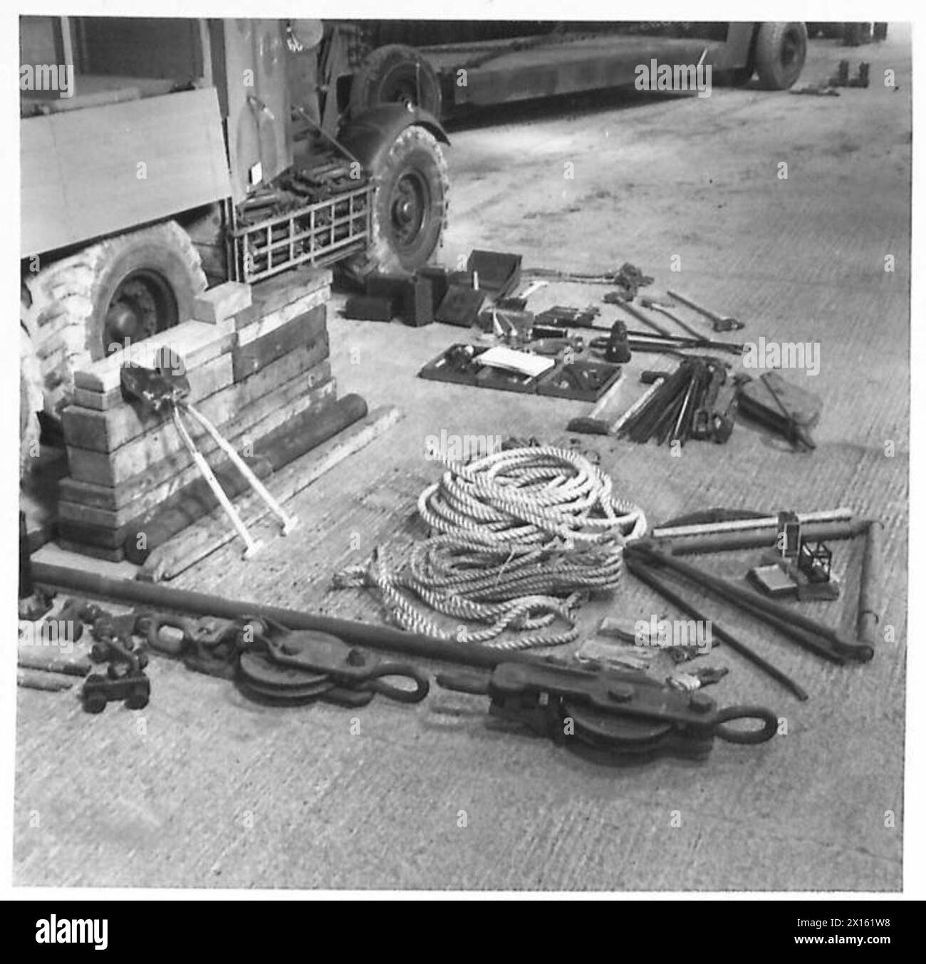 Kits for 2-ton Lorry 6x4 Derrick Guy were prepared for recovery ...