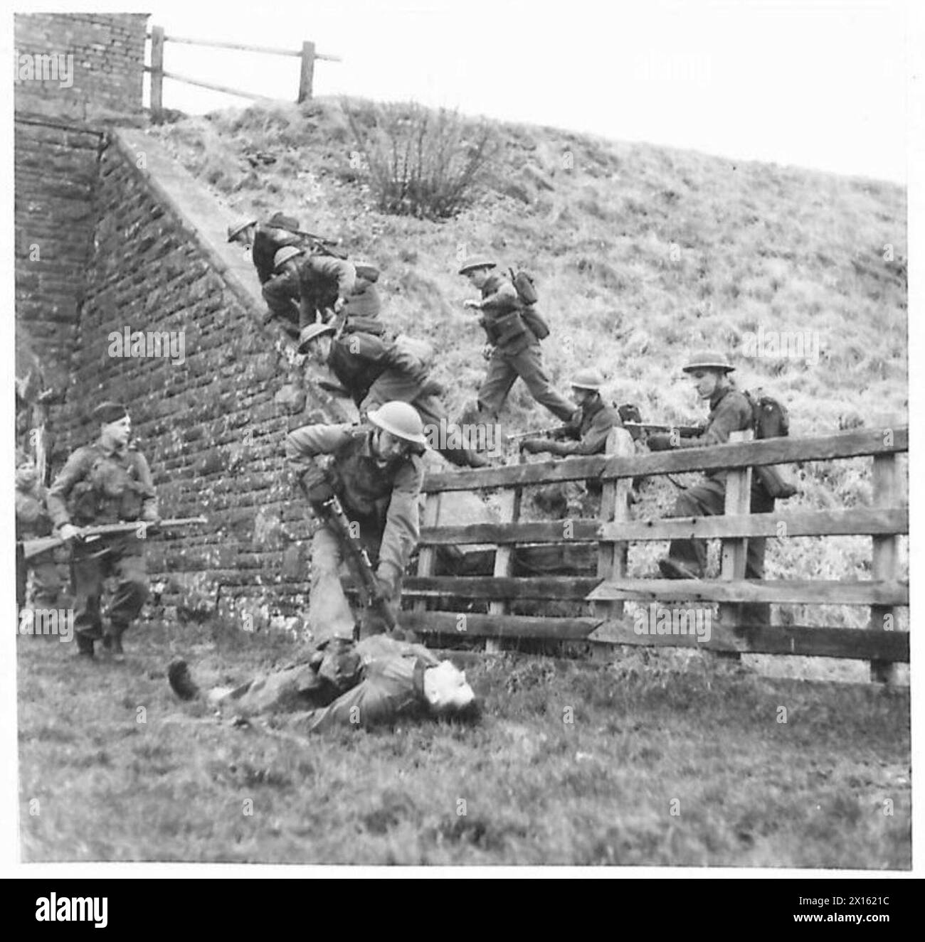 Soldiers in assault during Black and White Stock Photos & Images - Alamy