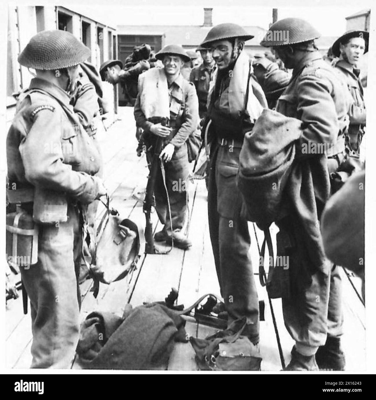 Commando troops arrive back at Newhaven following the Dieppe raid under ...