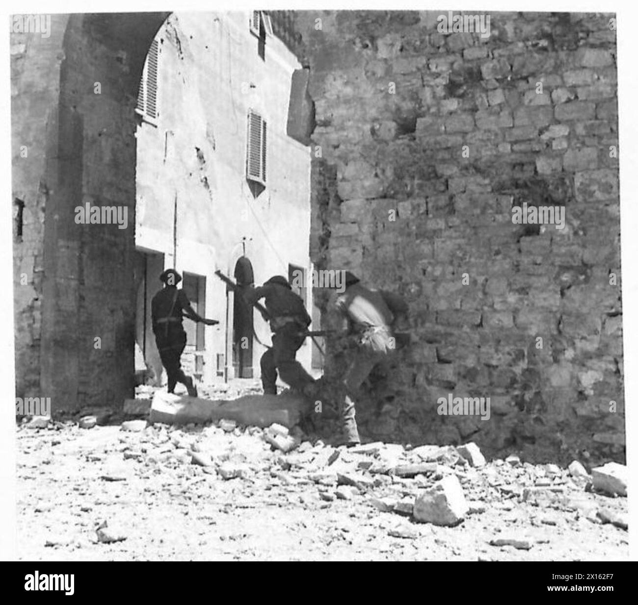 EIGHTH ARMY : FALL OF CASTIGLIONE - Making use of all available cover ...