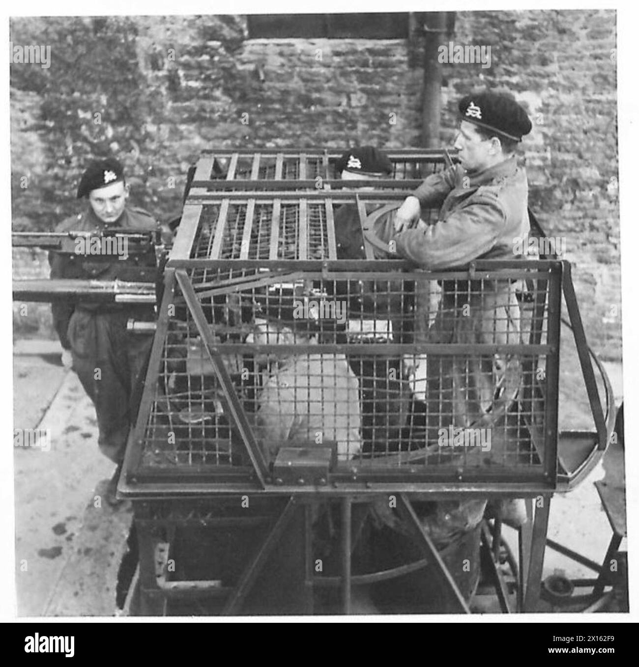 THE WEST YORKSHIRE REGIMENT RAC - Tank crew personnel receive training ...