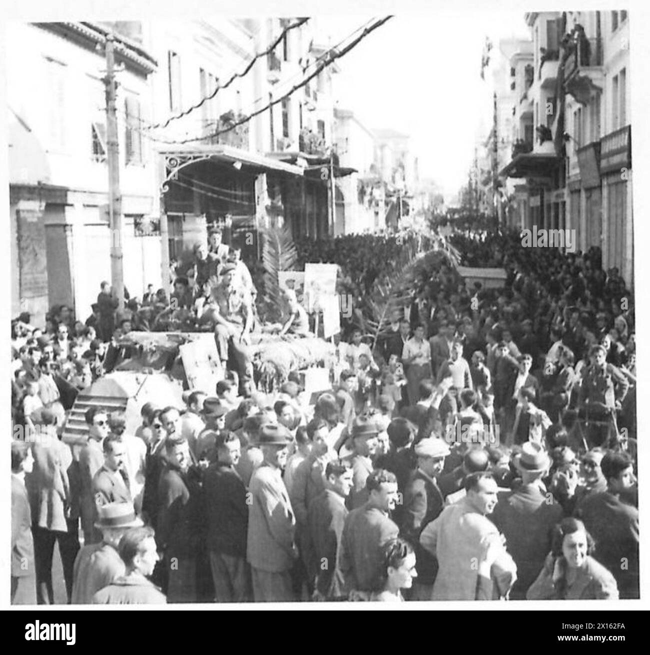 GREECE : BRITISH TROOPS ENTER PATRAS - Men of the RAF Regiment passing ...