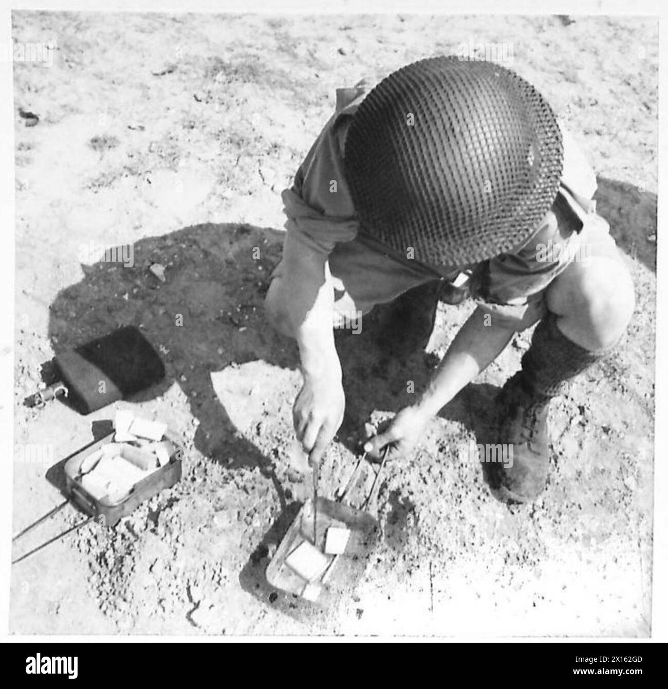 FIELD COOKING AT ALDERSHOT TRAINING CENTRE - Personnel cooking their ...