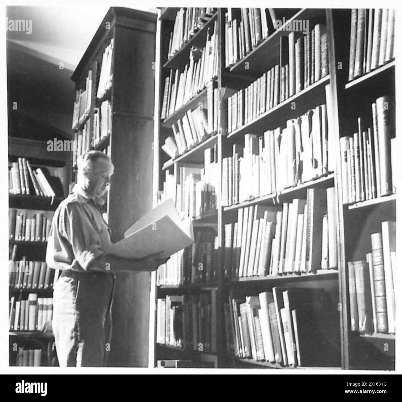 ROME : SWISS GUARD - Capt. Carr chooses a reference book from the ...