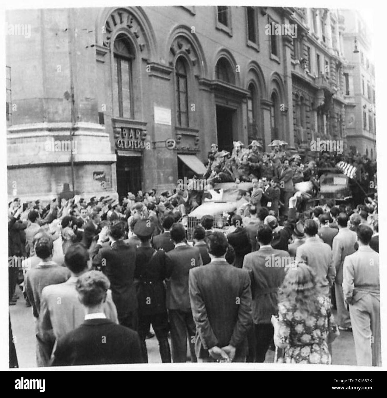 ROME : LIBERATION SCENES - Lorries loaded with Caribinieri arrive in ...
