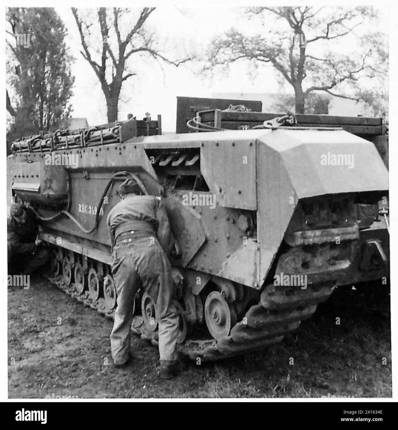 EXPERIMENTAL TANK RECOVERY SECTION ABORFIELD - Removing boom , British ...