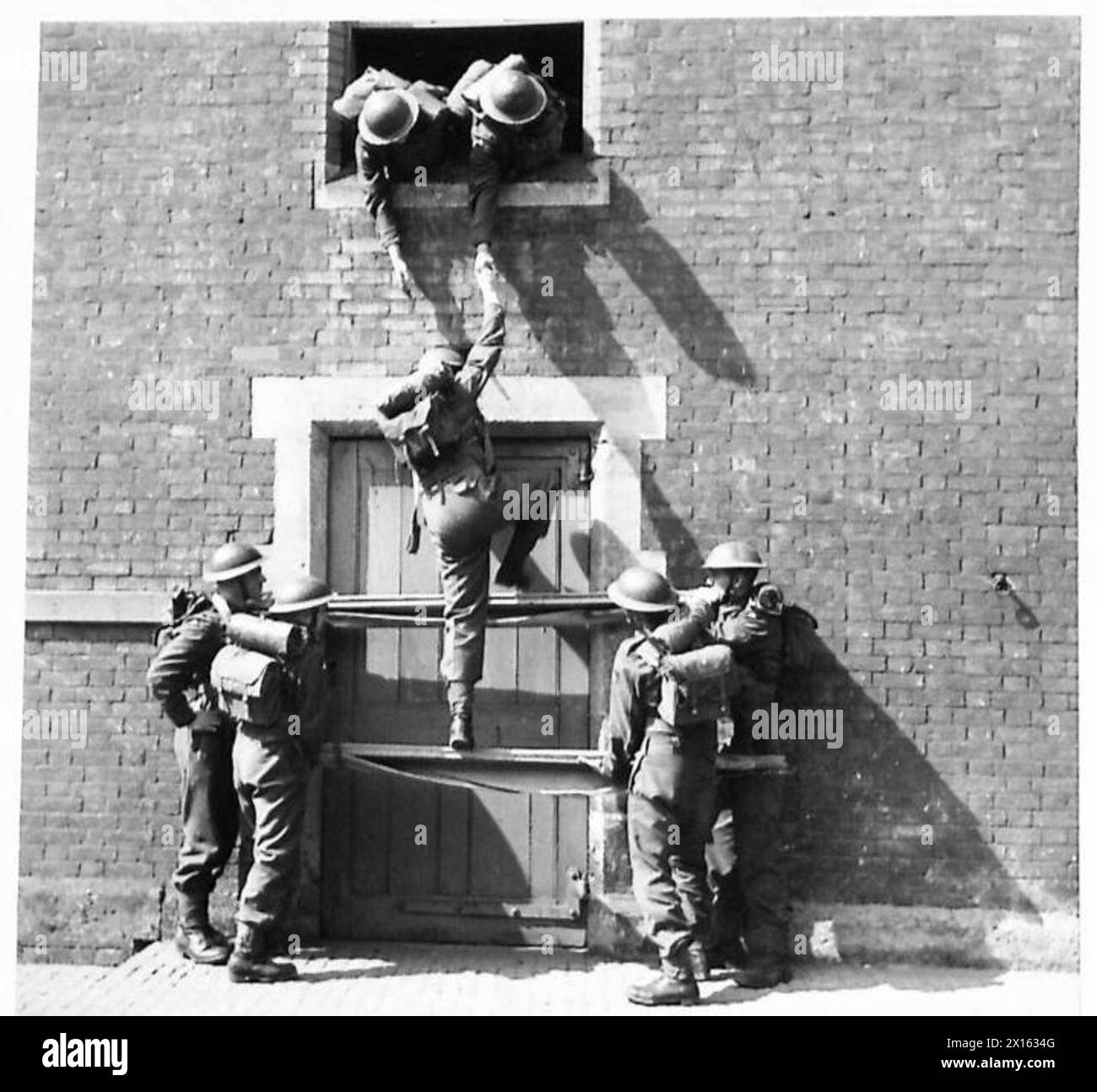 MEDICAL CORPS ADOPT COMMANDO METHODS - Ladders are not always handy, so ...