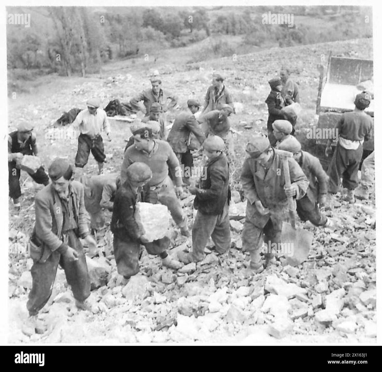 ITALY : EIGHTH ARMYWITH THE ROYAL ENGINEERSDEMOLITION FOR ROAD REPAIRS ...