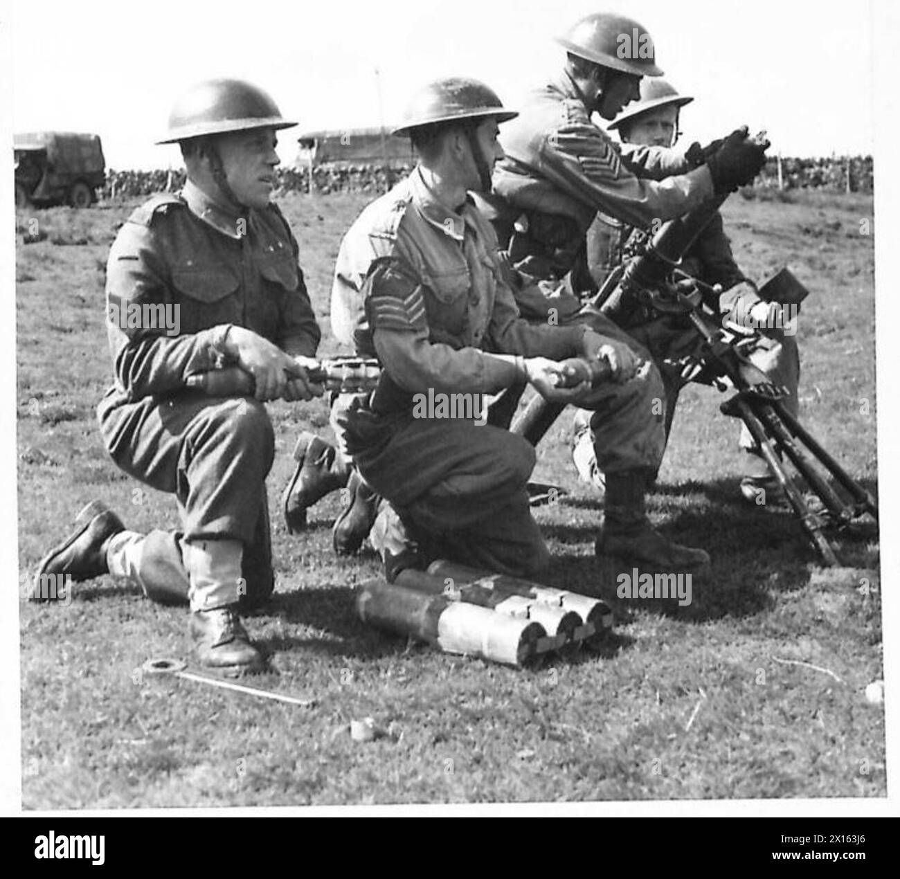 WAR CORRESPONDENTS AT A WEAPON TRAINING SCHOOL - Instructors from the ...