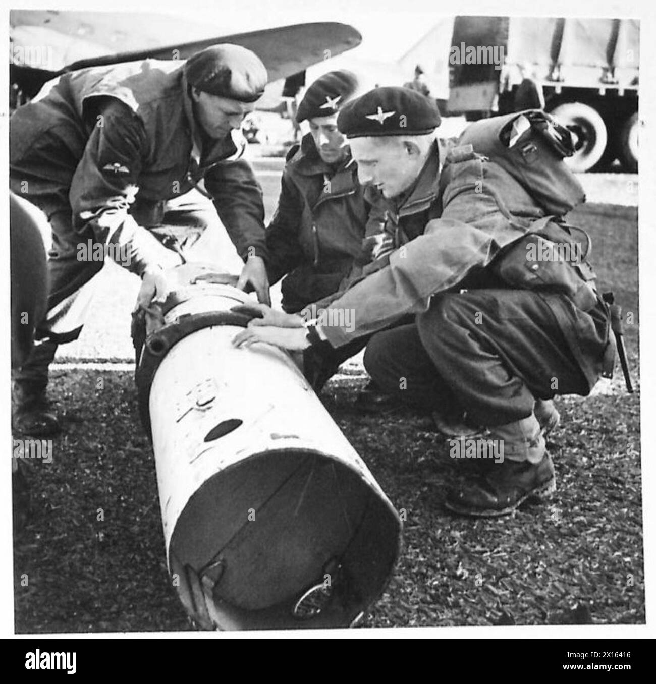 INVASION CHIEF WATCHES AIRBORNE TROOPS "RAIN FROM THE SKIES". - Picture ...