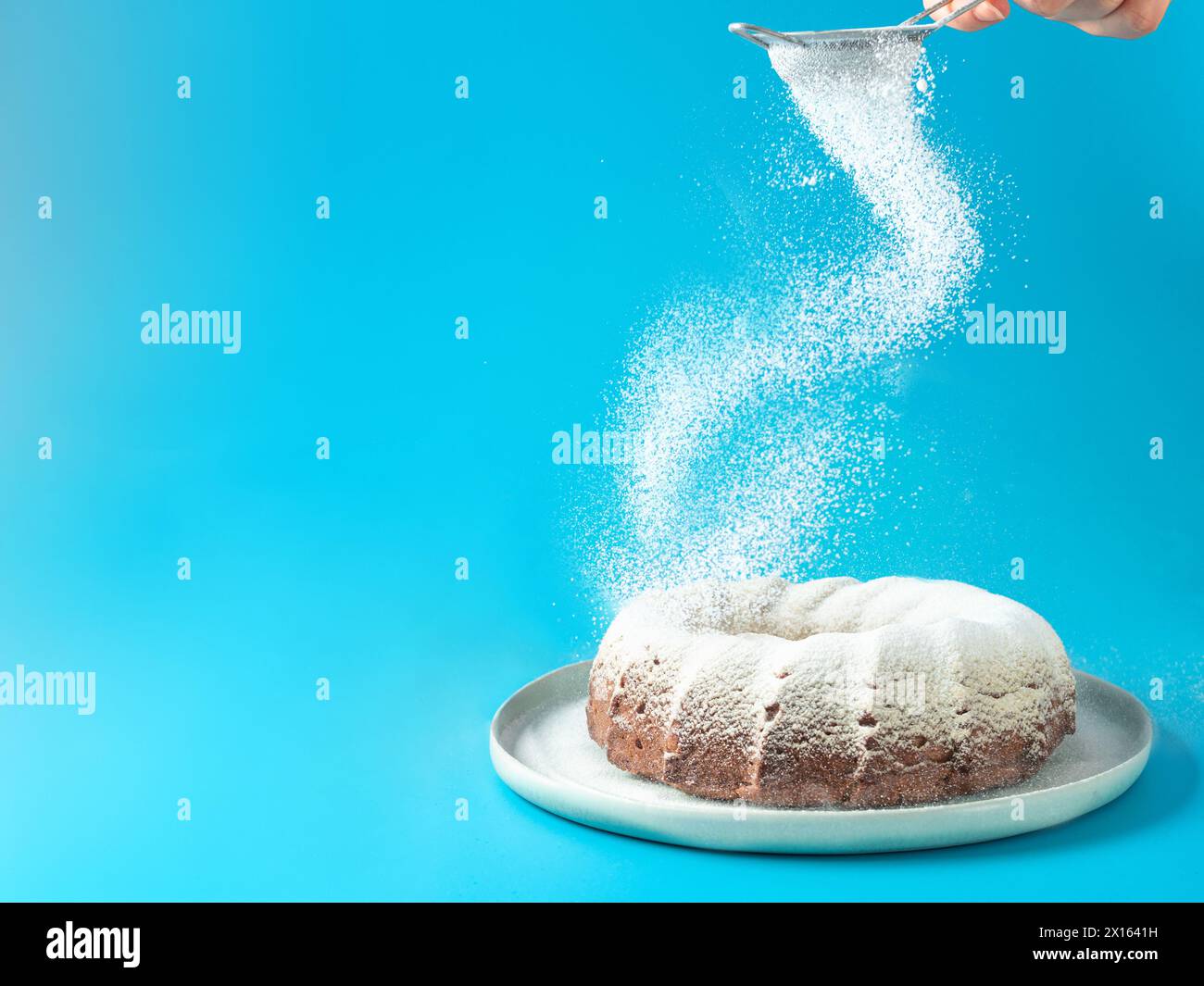 Womans hand sprinkling icing hi-res stock photography and images - Alamy