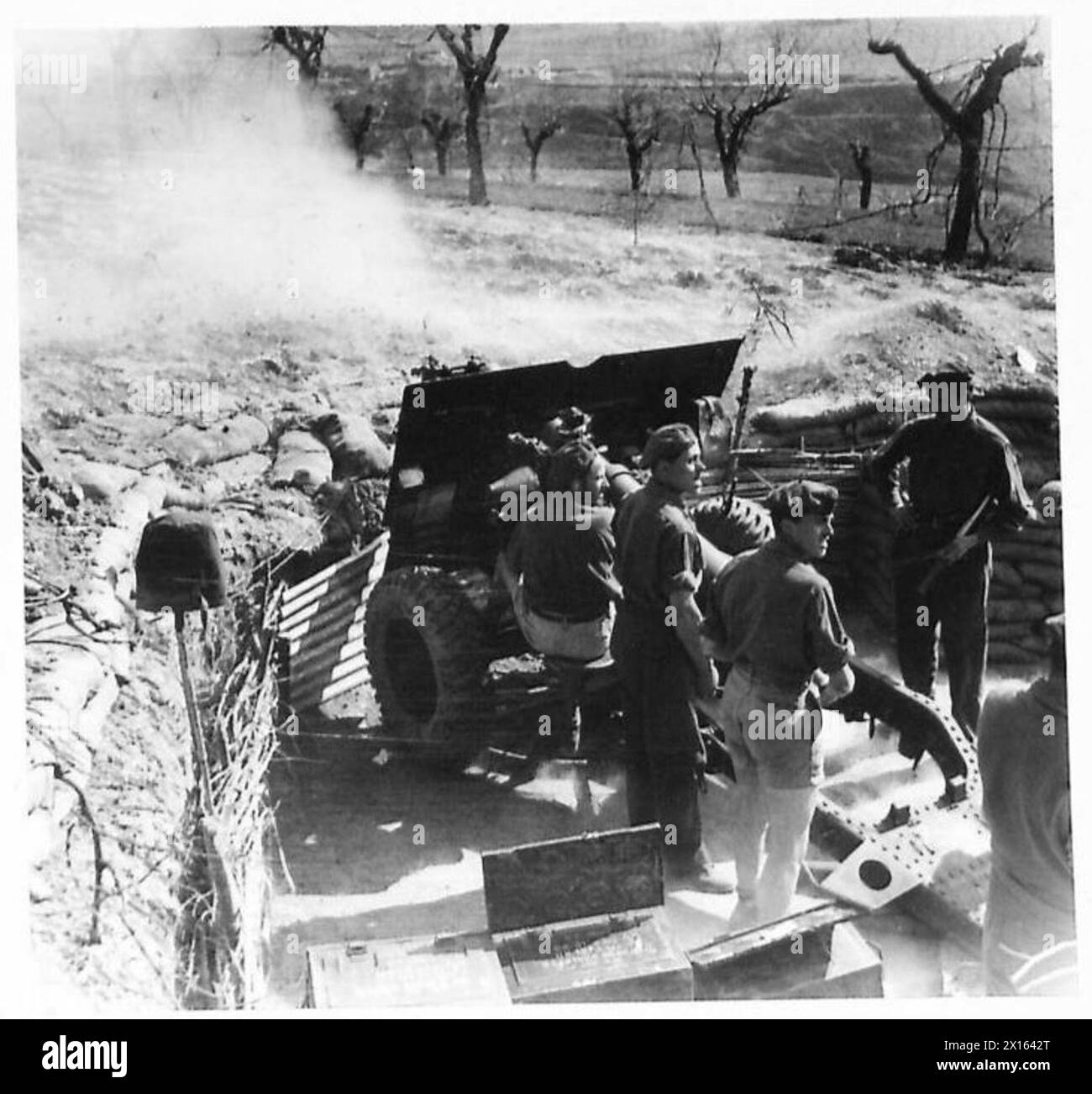 EIGHTH ARMY : ITIALIAN-MANNED 25-POUNDERS IN ACTION - Italian gun crew ...