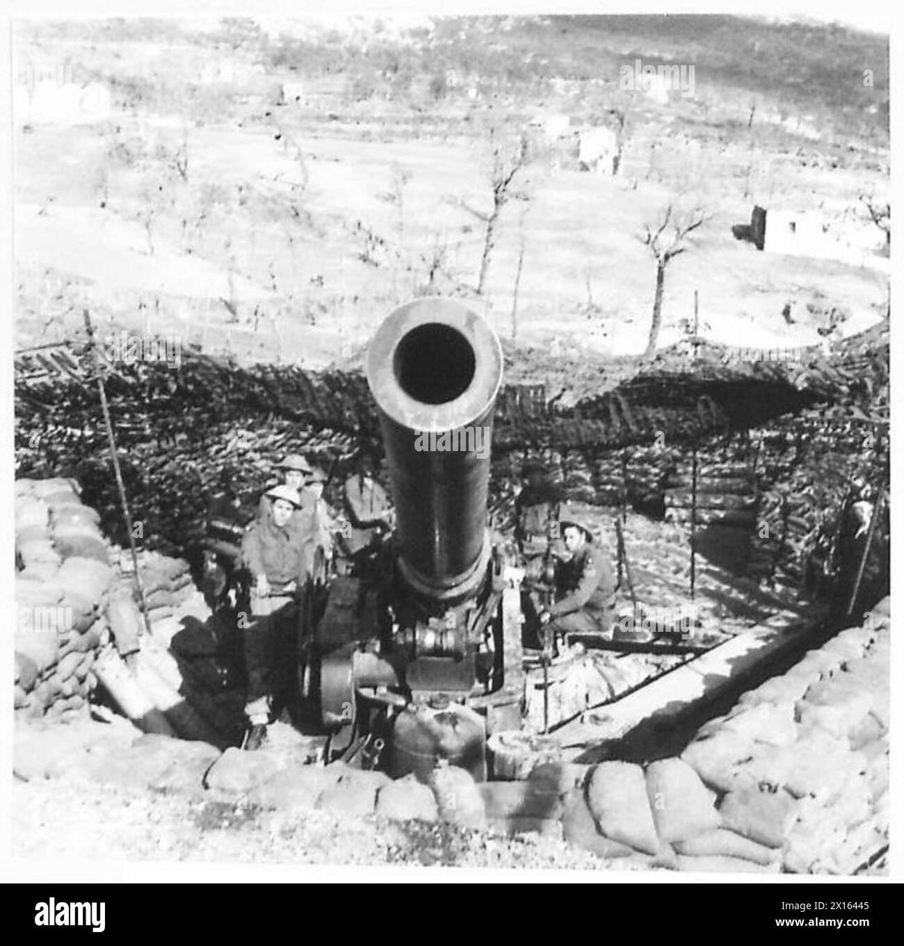 FIFTH ARMY : BIG GUN ON THE CASSINO FRONT - General view of the gun ...