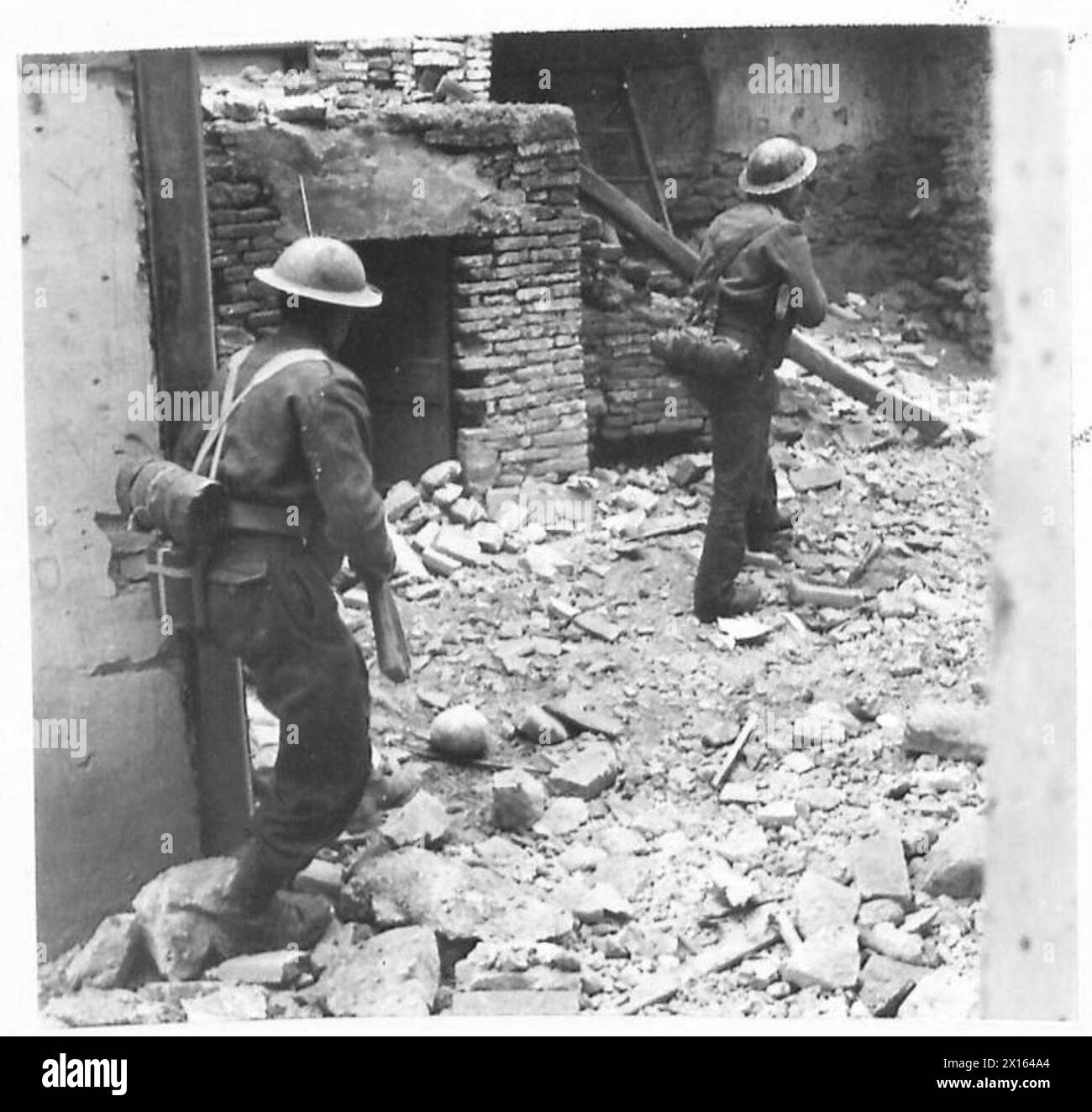 ITALY : EIGHTH ARMYRECONSTRUCTION ROYAL FUSILIERS IN ITALY - Men of the ...