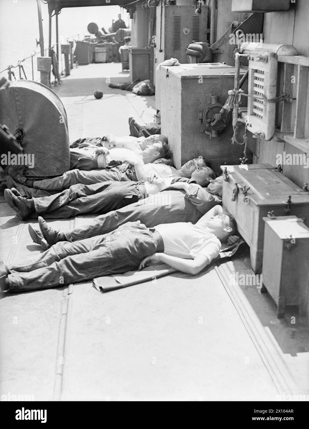 THE ROYAL NAVY DURING THE SECOND WORLD WAR - Hands off watch sunbathing ...