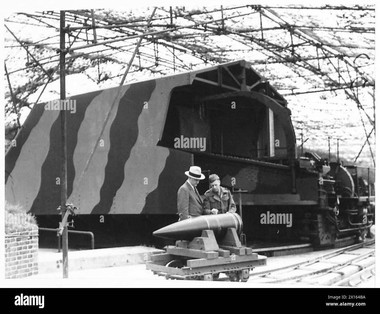 AMERICAN ROTARY PRESIDENT SEES CHANNEL GUN - Mr. Davies examining one ...
