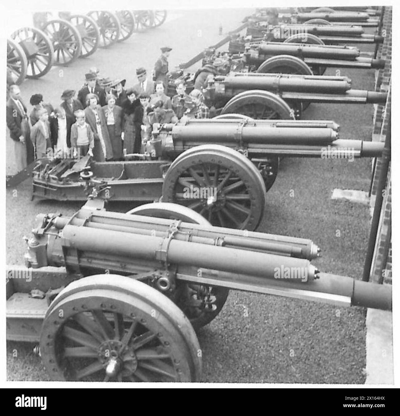 ROYAL ARTILLERY "AT HOME" - A Sergeant Gunner explaining the breech ...