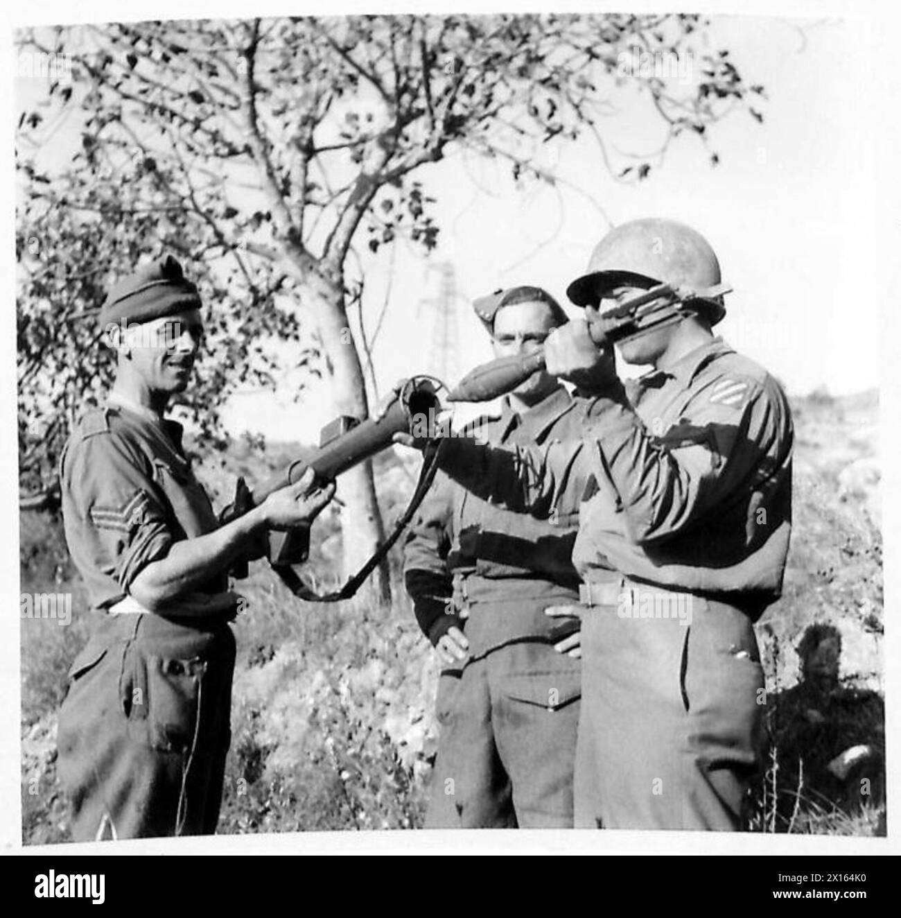 An American NCO demonstrates loading procedures to British Army ...