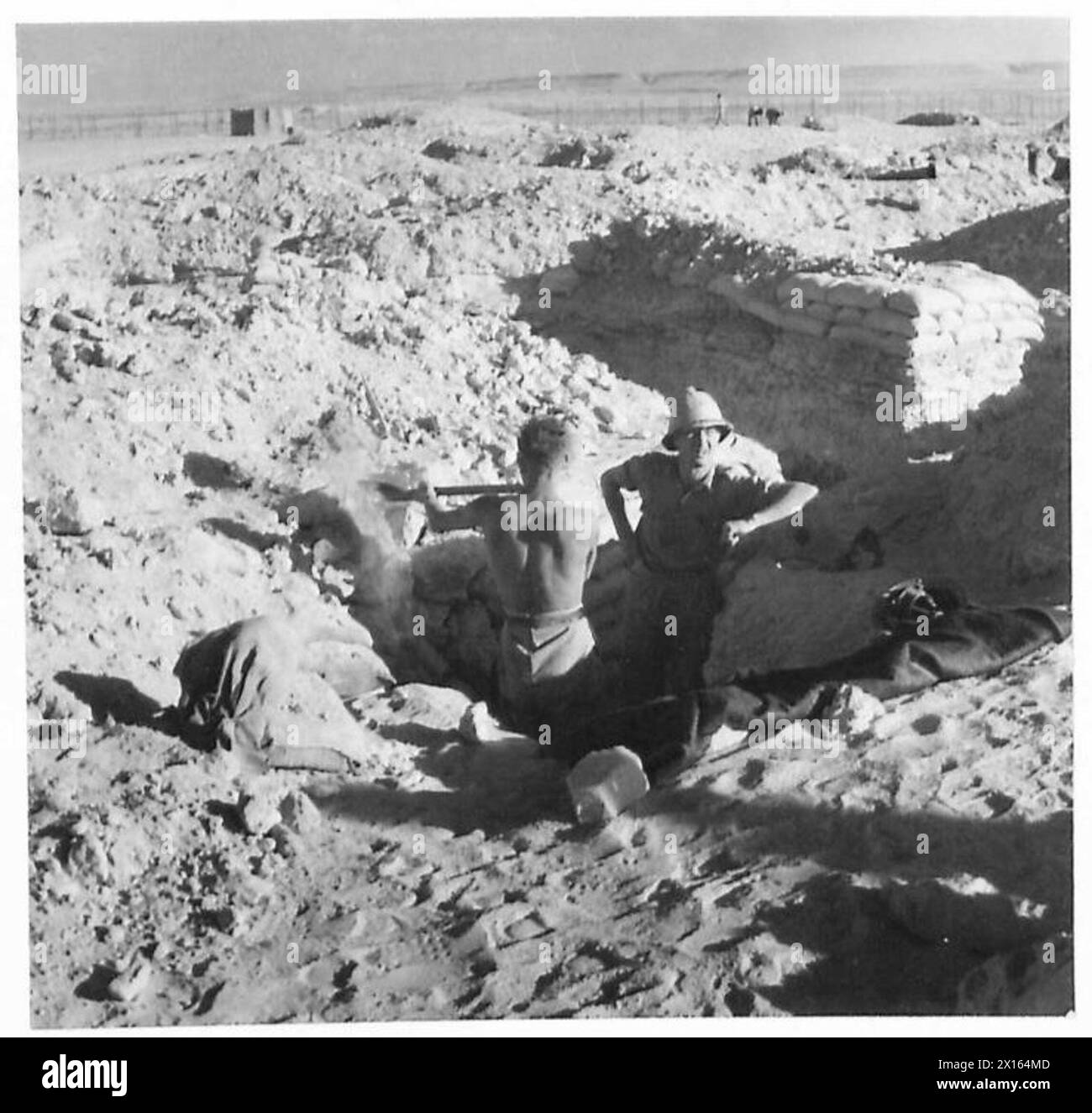 OFFICIAL PHOTOGRAPHS TAKEN IN THE WESTERN DESERT - Troops digging new ...