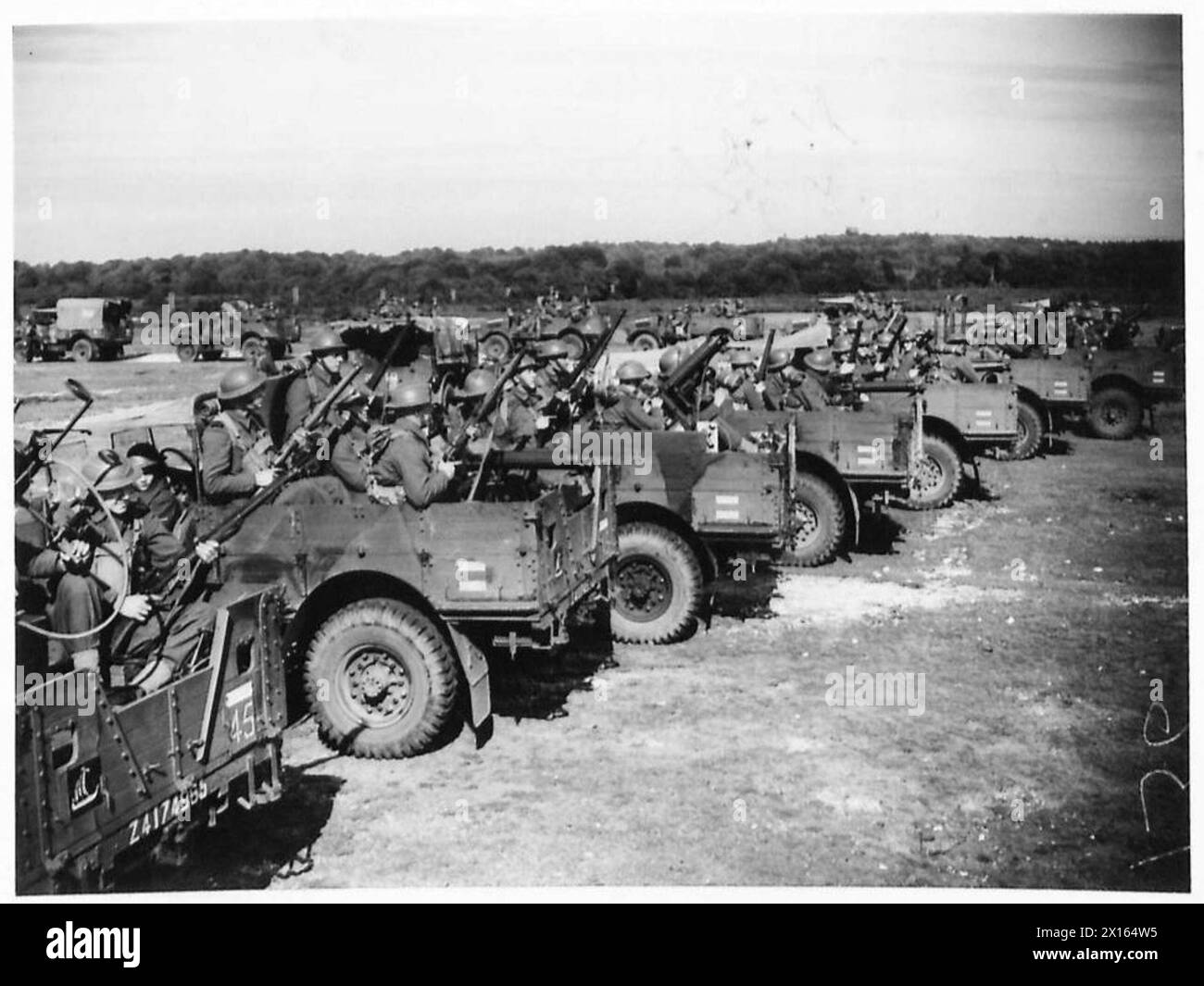A machine gun section of the 2nd Royal Northumberland Fusiliers is ...