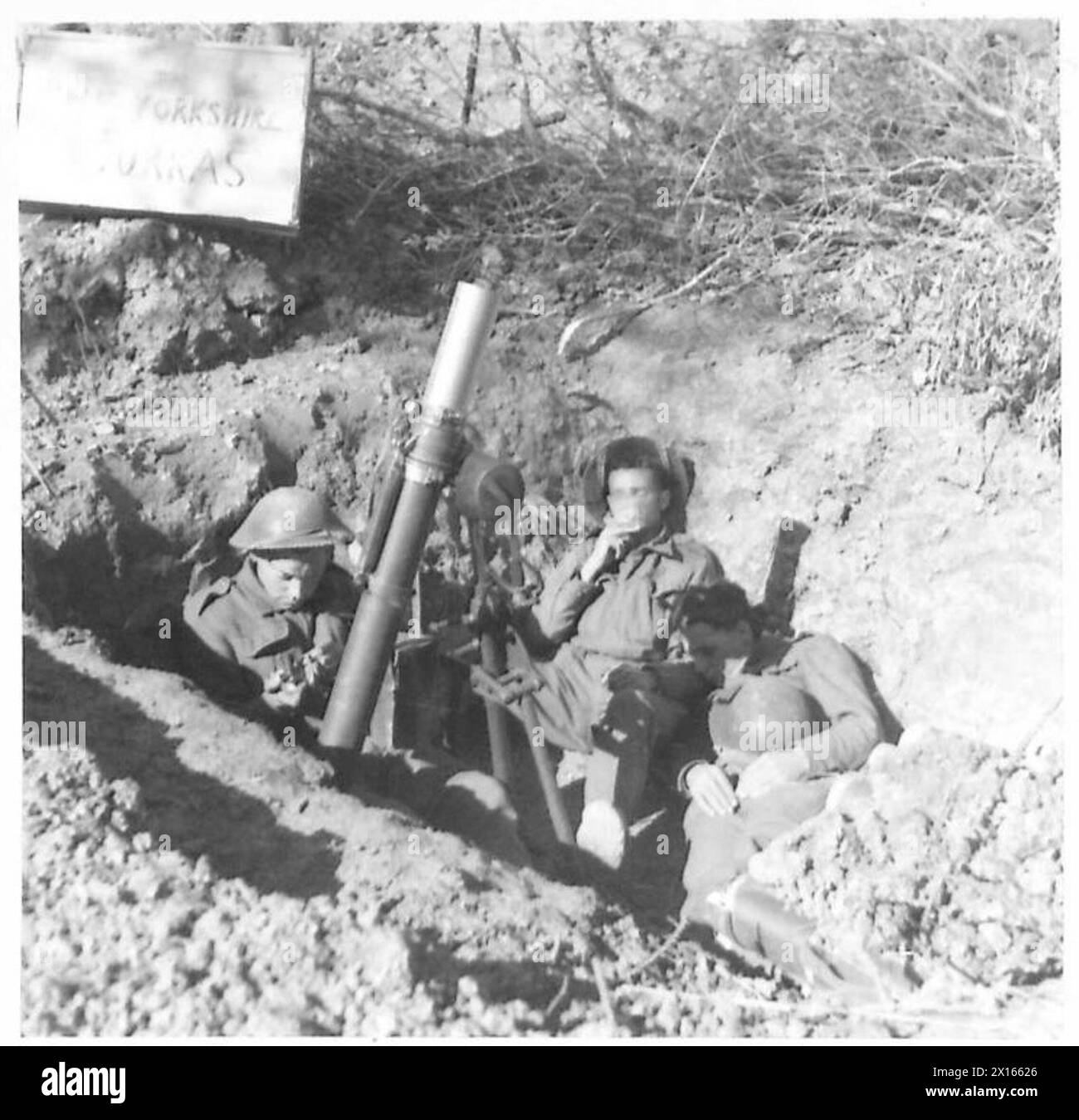 ITALY : FIFTH ARMYFRONTLINE INFANTRY - A mortar crew in their dug-out ...