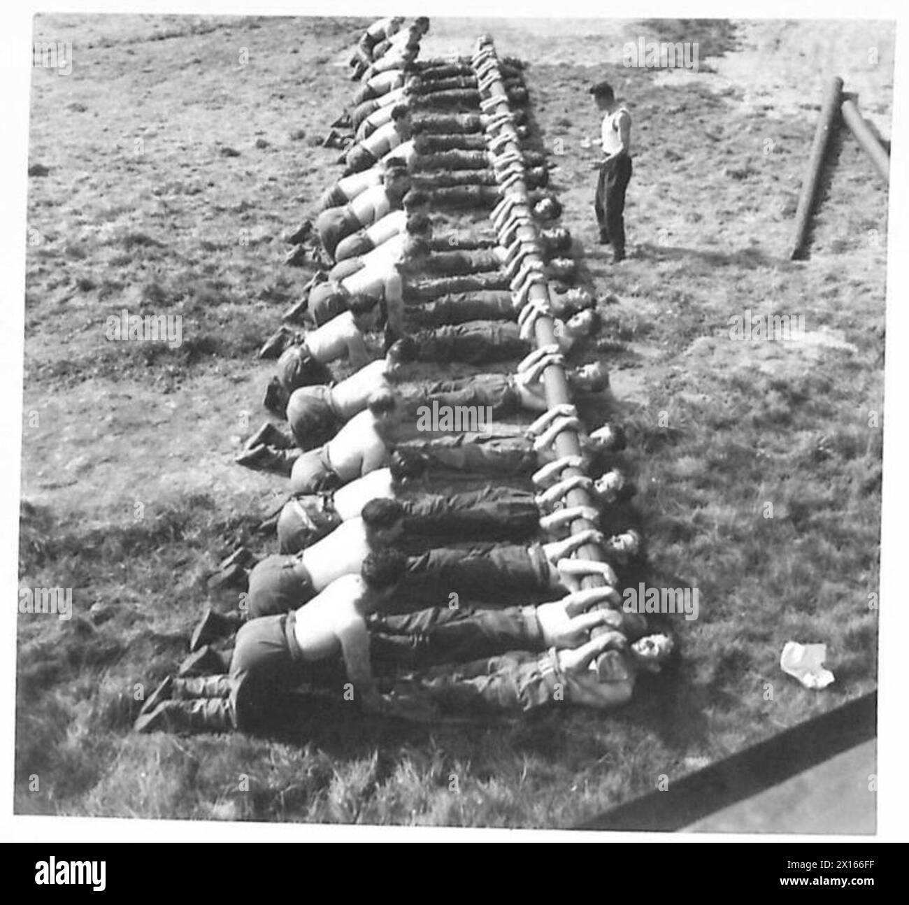 PARACHUTE TRAINING DEPOT & SCHOOL AIRBORNE FORCES - Men carrying out an ...