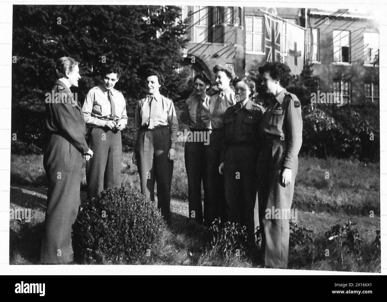Sister-in-Charge Ann Swinton addresses her nursing staff at a Casualty ...