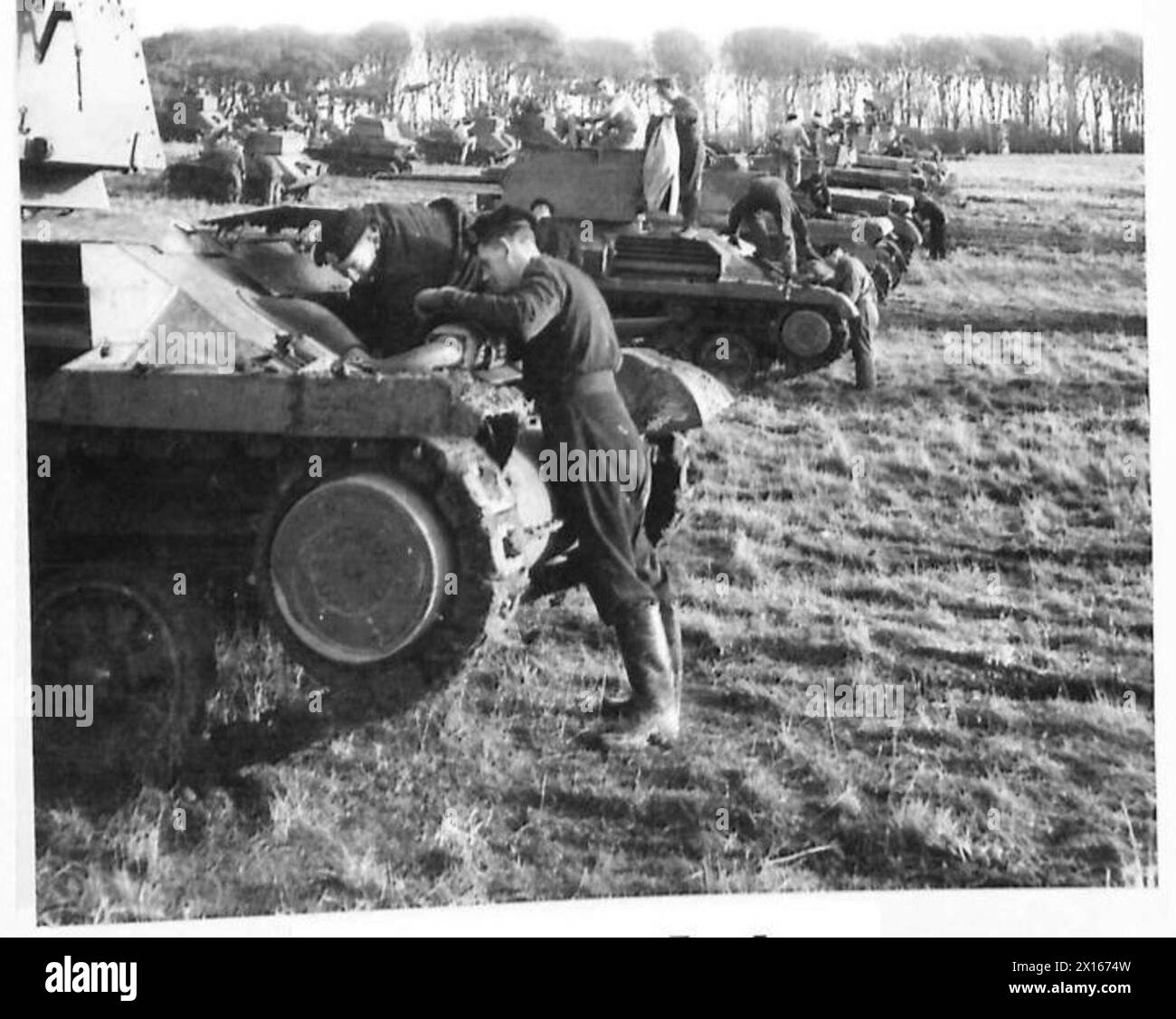 ROYAL ARMOURED CORPS EXERCISES - Preparing tanks ready for the exercise ...