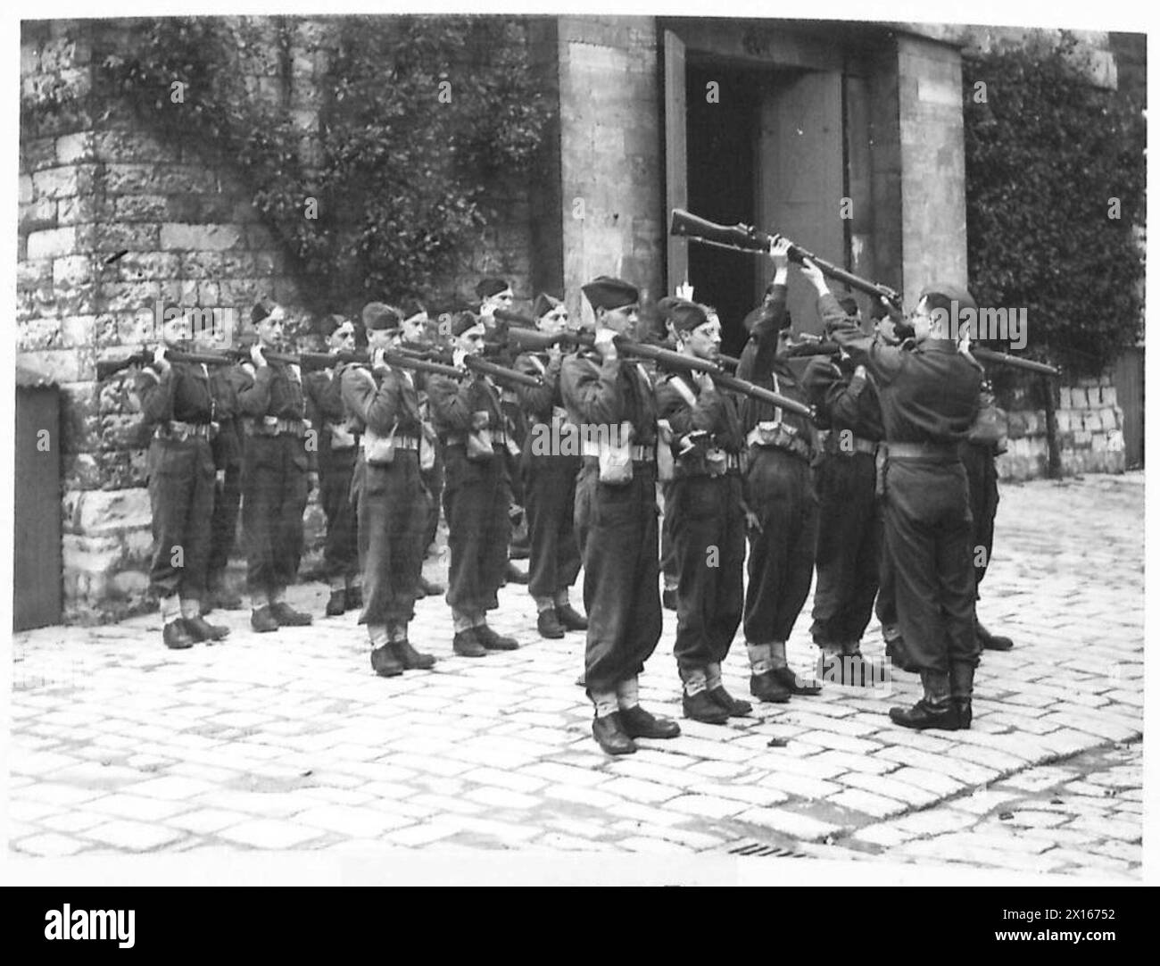 THE GRENADIER GUARDS IN TRAINING - Some of the attacking Guardsmen with ...
