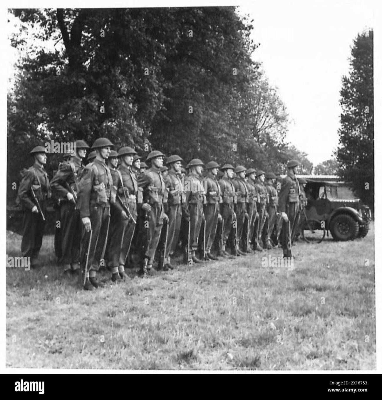 A VISIT TO A BATTALION OF THE SCOTS GUARDS - A complete platoon with ...