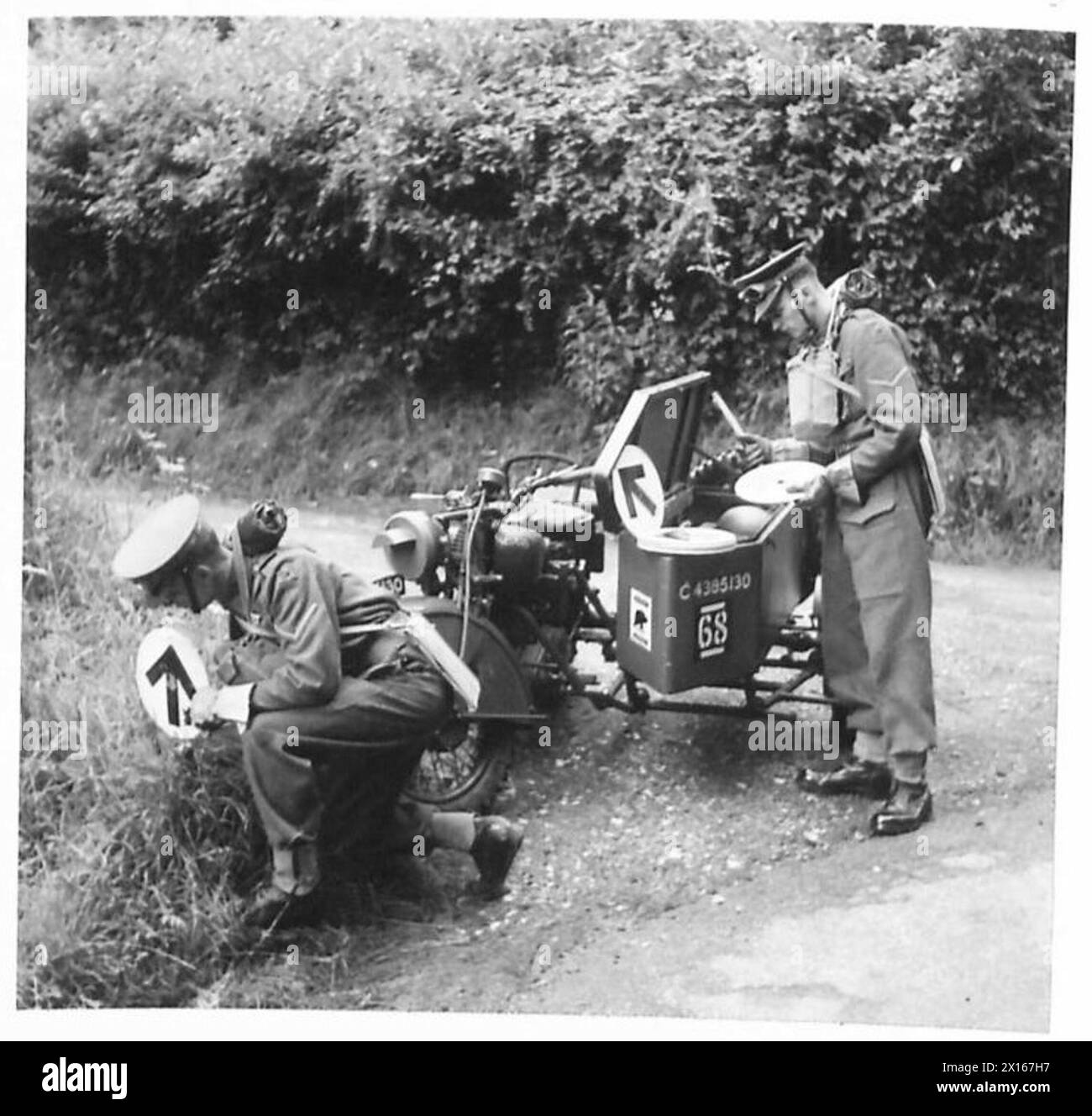 A MILITARY POLICE ROAD SIGN PARTY IN ACTION - The Military Police sign ...
