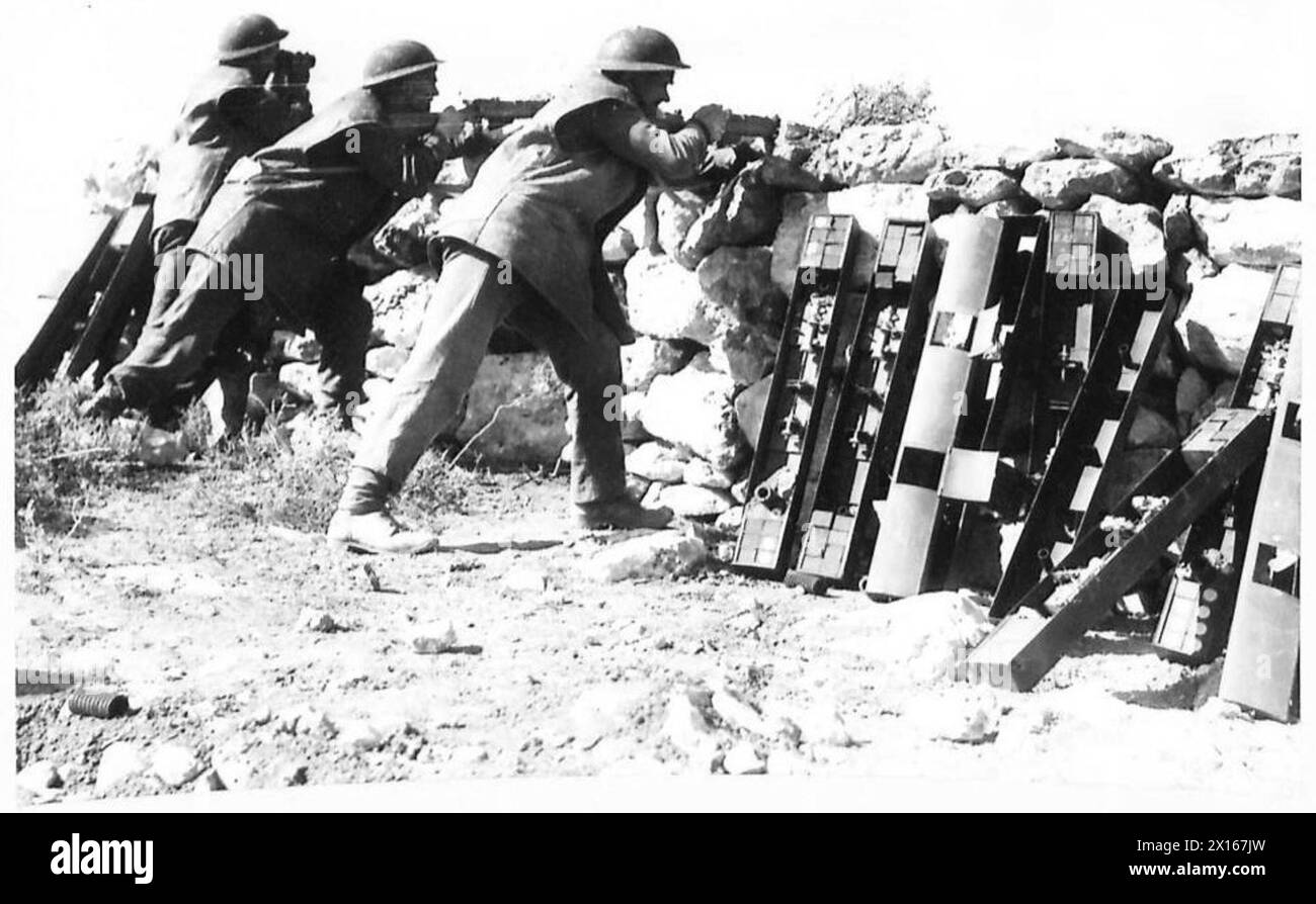 LATEST PICTURES FROM THE WESTERN DESERT OUTSIDE DERNA - Troops firing ...