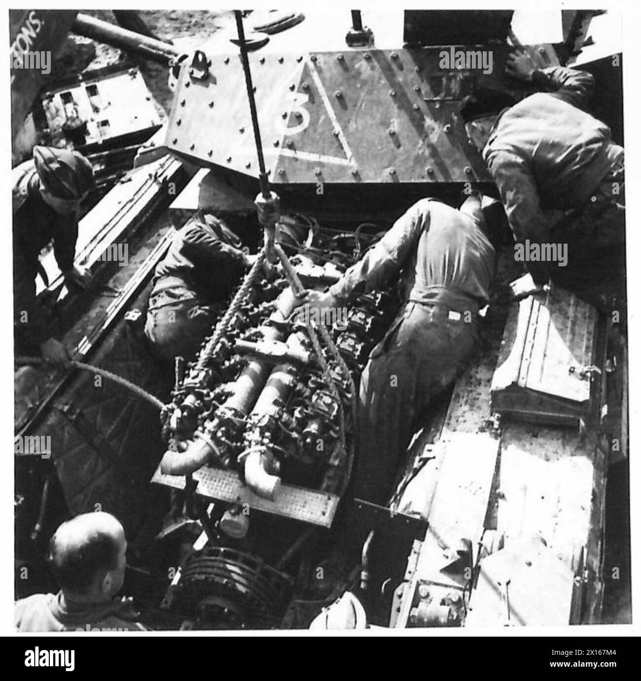 R.E.M.E. IN TUNISIA - Fitting a Liberty engine into a Crusader tank ...