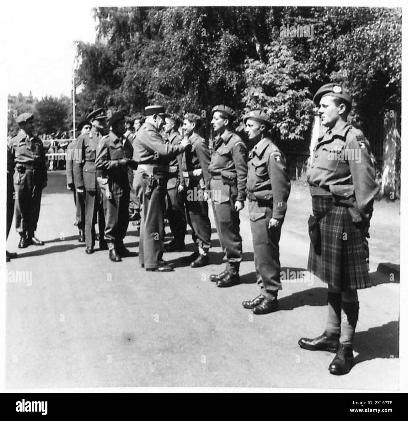 INVESTITURE : PRESENTATION OF CROIX PE GUERRE TO OFFICERS AND MEN OF ...