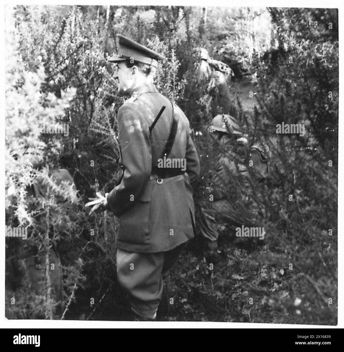 C-IN-C HOME FORCES TOURS SOUTHERN COMMAND - The C-in-C with an officer ...