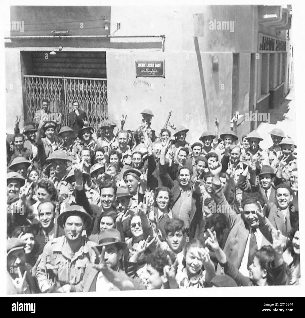 TUNIS - SCENES AFTER THE FALL OF THE CITY - Men of the Northants ...