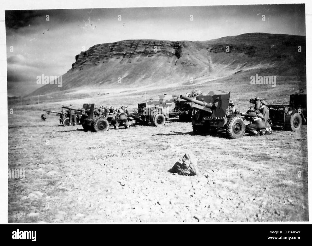 25 Pounder field guns of the 386th Field Battery, Royal Artillery ...