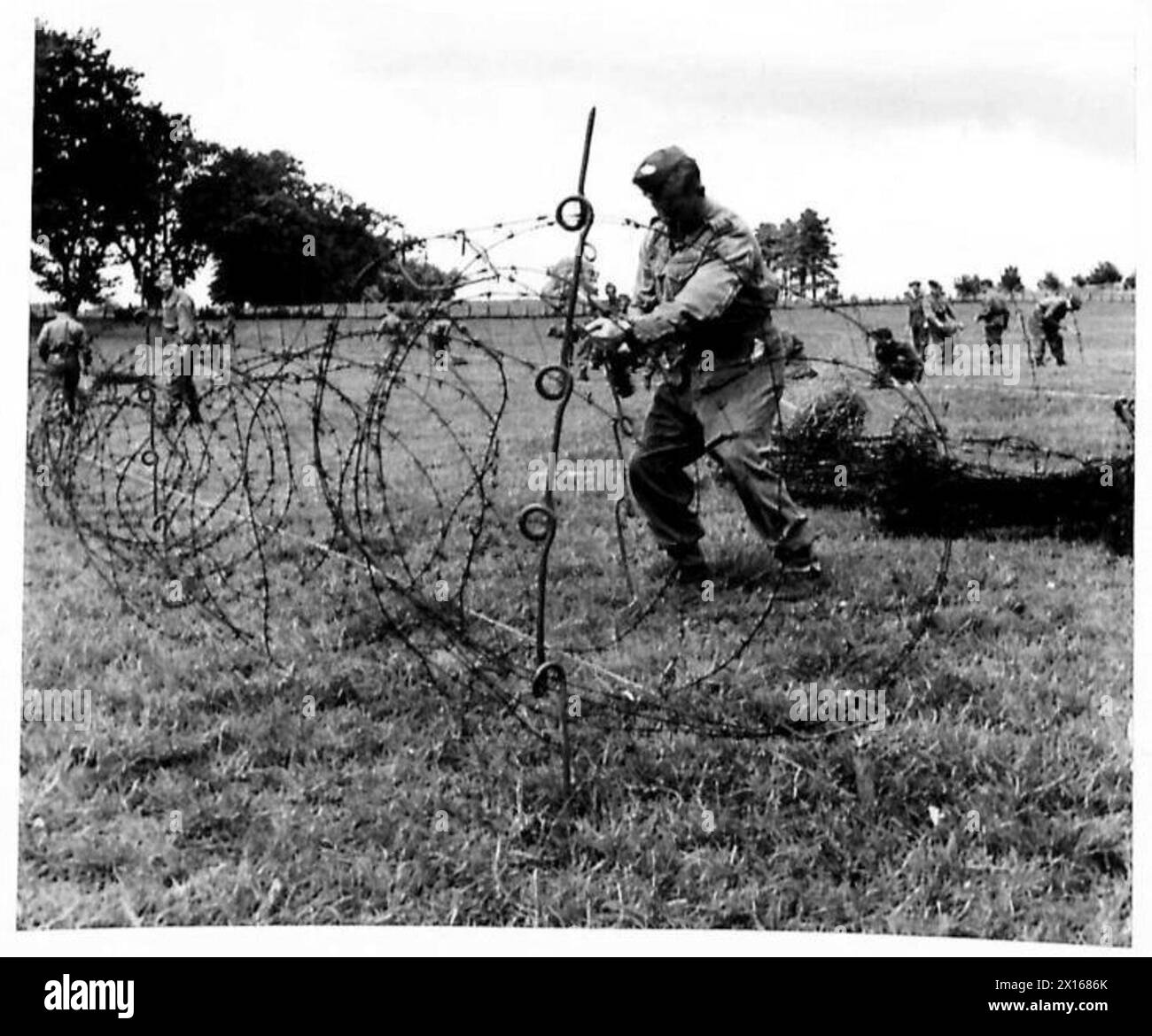 R.A.F. LAYING TRIPLE CONCERTINA DANNERT WIRING - LAC F.Pettit [Hanwell ...