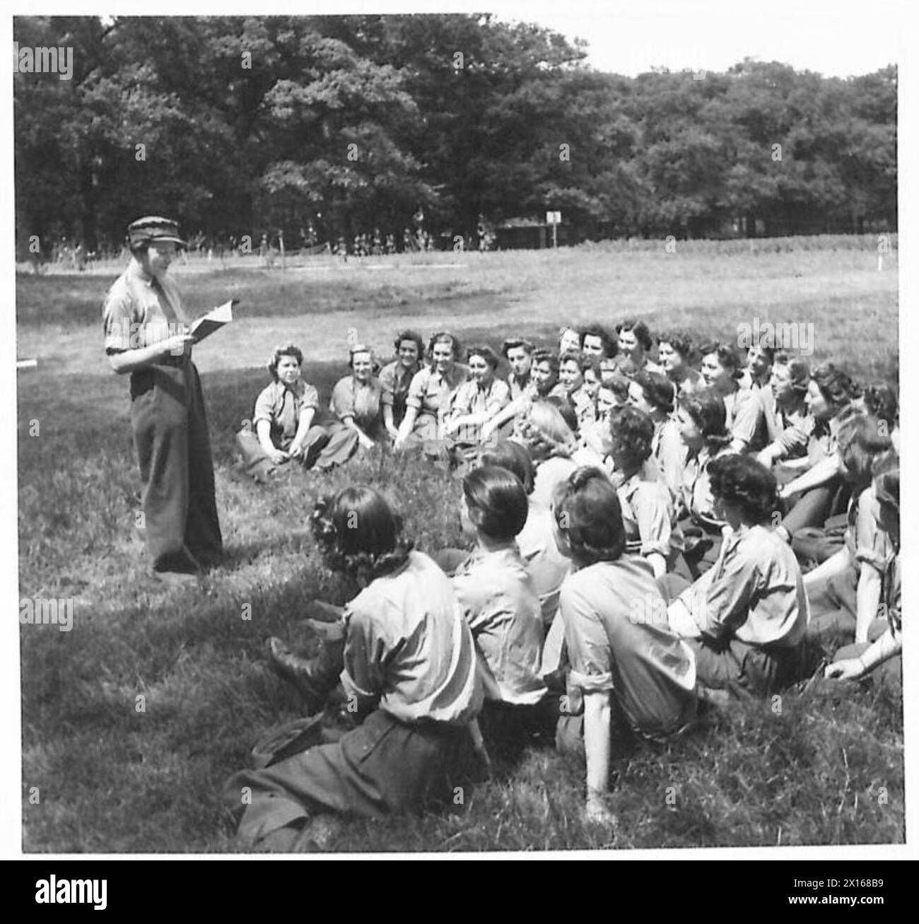 ARMY BUREAU OF CURRENT AFFAIRS - An open air discussion in progress at ...