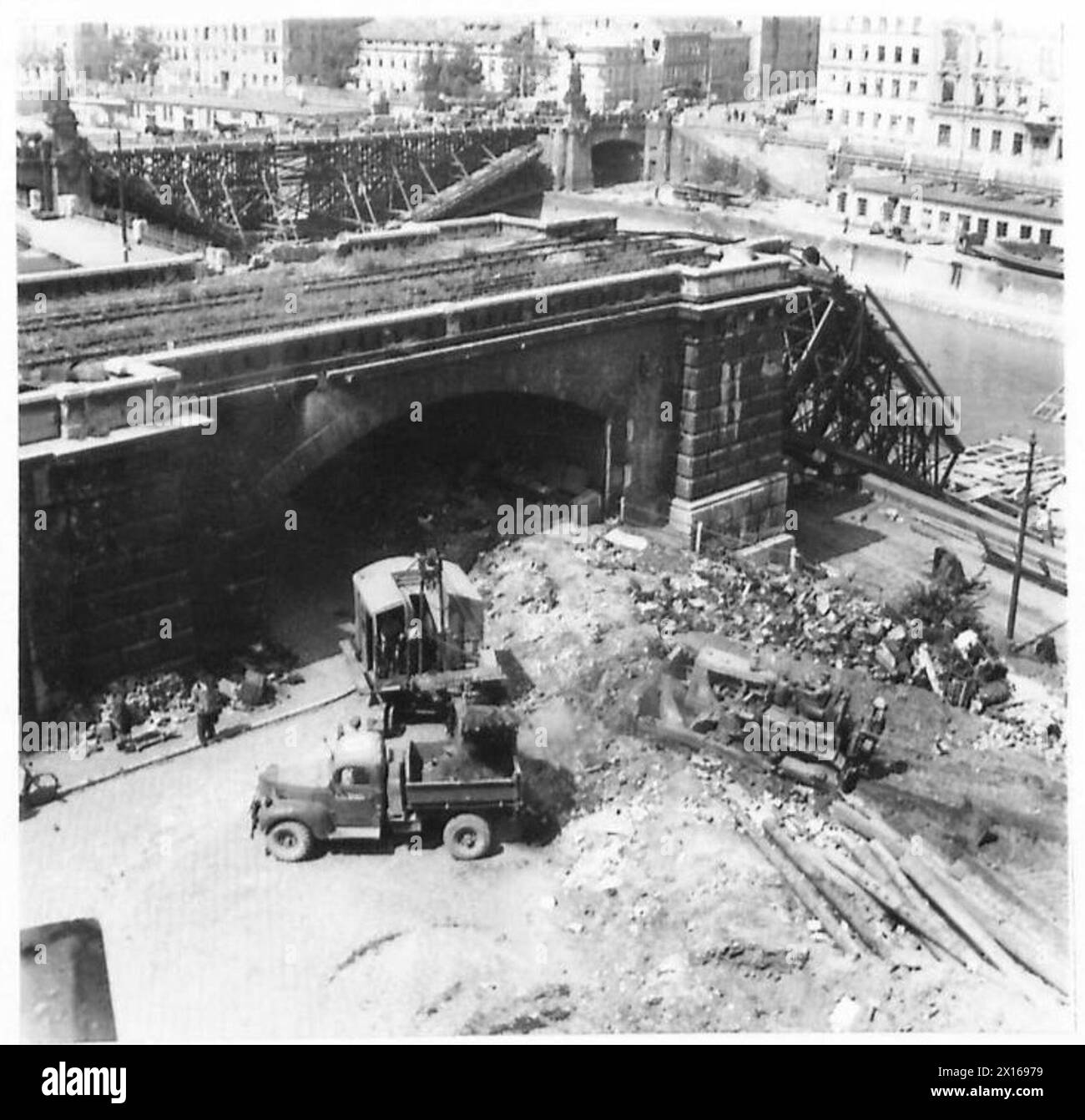 Royal Engineers begin clearing rubble from streets in Vienna during ...