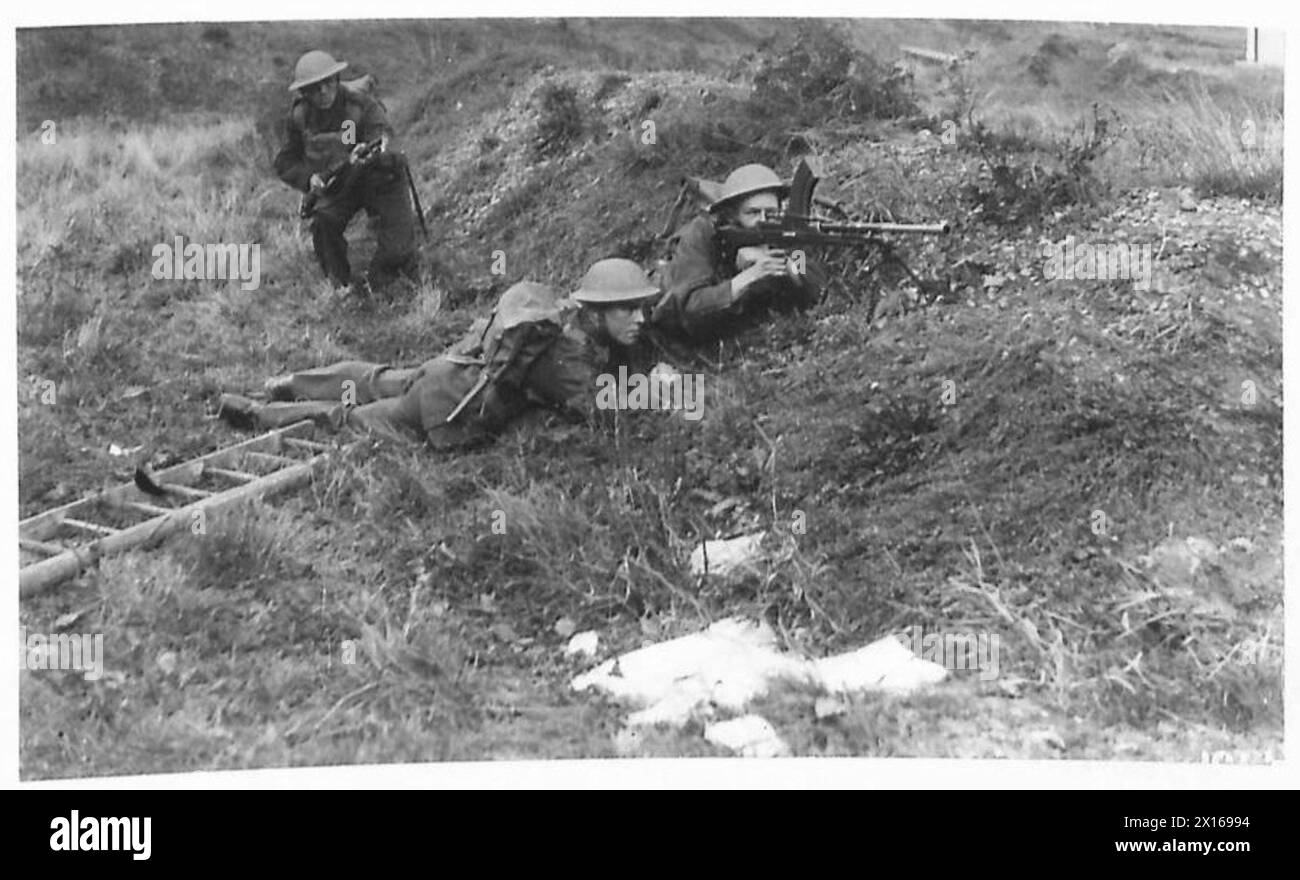 TROOPS TRAINING IN ENGLAND - Advancing with rifles and Bren guns ...