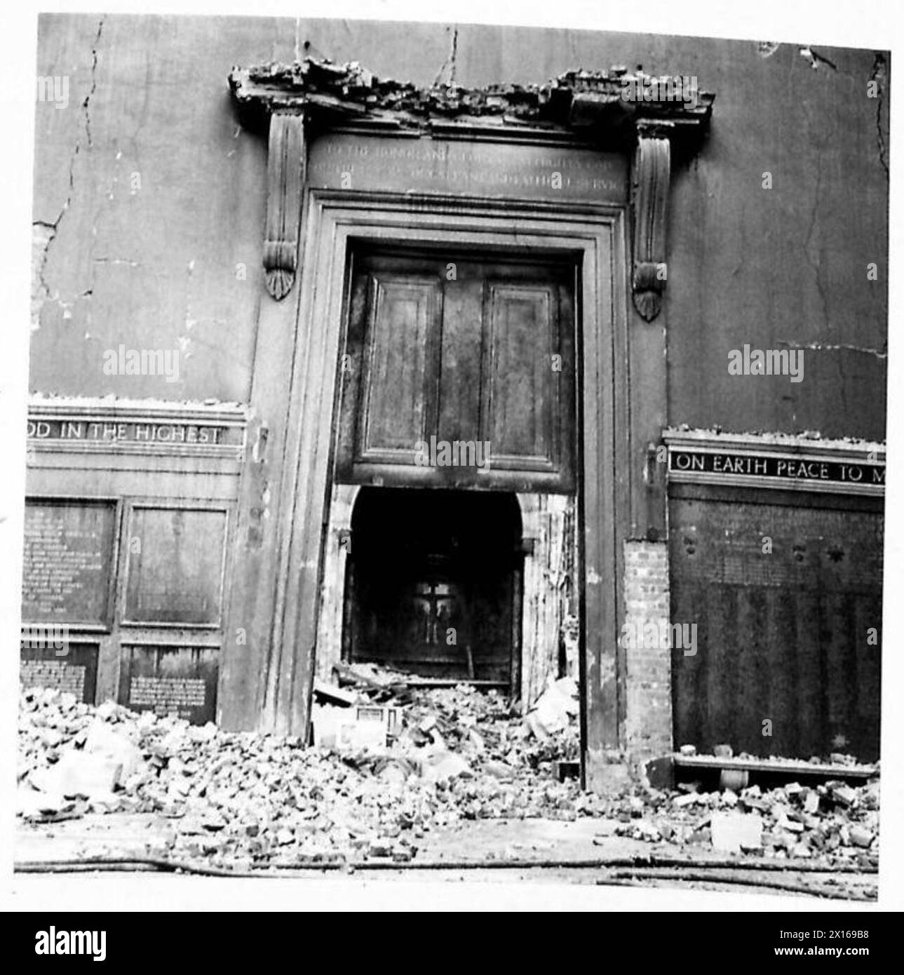 Military personnel wellington barracks Black and White Stock Photos ...