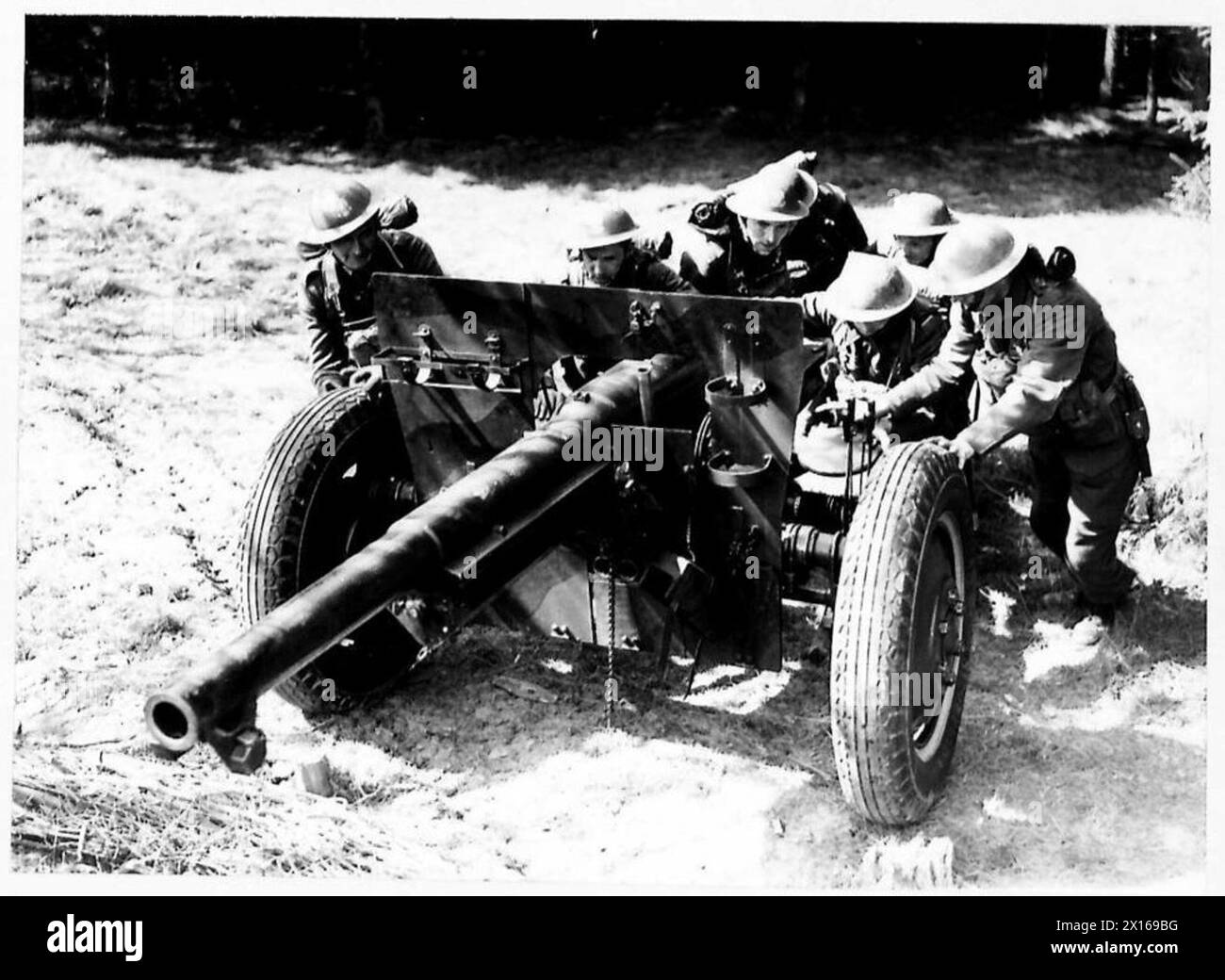 Gunners of the 3rd Battery, 1st Field Artillery Regiment, 1st Polish ...