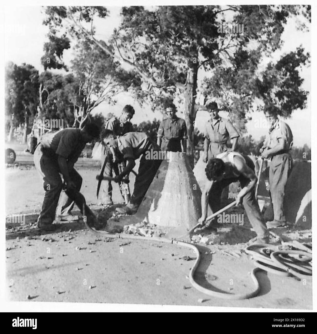 THE BRITISH ENTRY INTO SYRIA - Sappers removing one of our tank ...