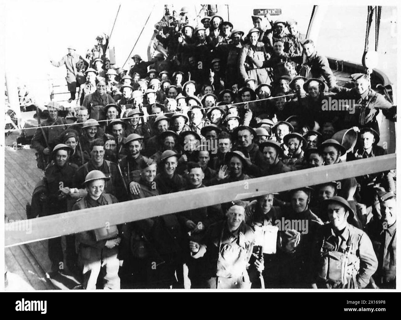 B.E.F. DISEMBARKING AT SOUTHAMPTON - Unit of the 71st Field Regiment, R ...