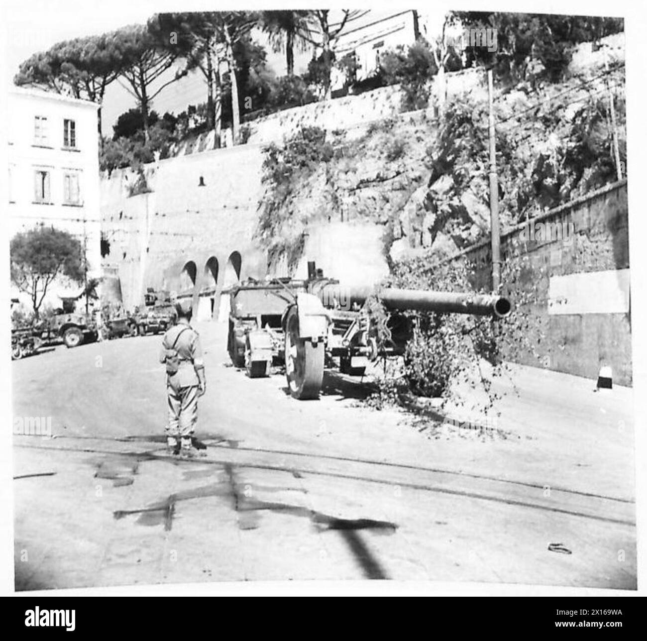 WITH THE FIFTH ARMY ON THE SALERNO FRONT - German 210 mm field gun ...