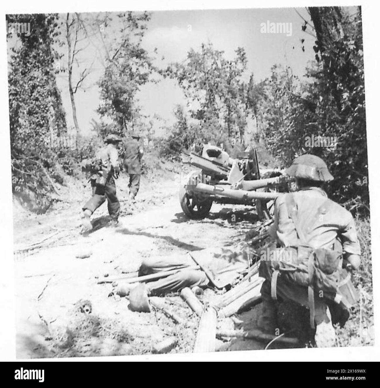 ITALY : EIGHTH ARMY OFFENSIVE - An officers of 7 Platoon "A" Coy R.W.K ...