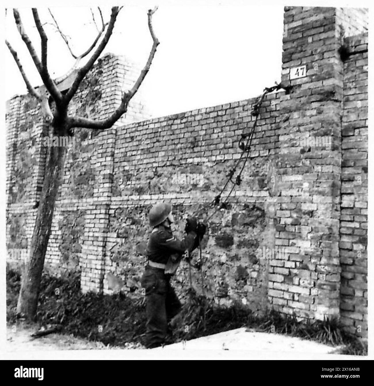 ITALY : EIGHTH ARMYSTREET FIGHTING SCHOOL - A rope ladder is secured ...