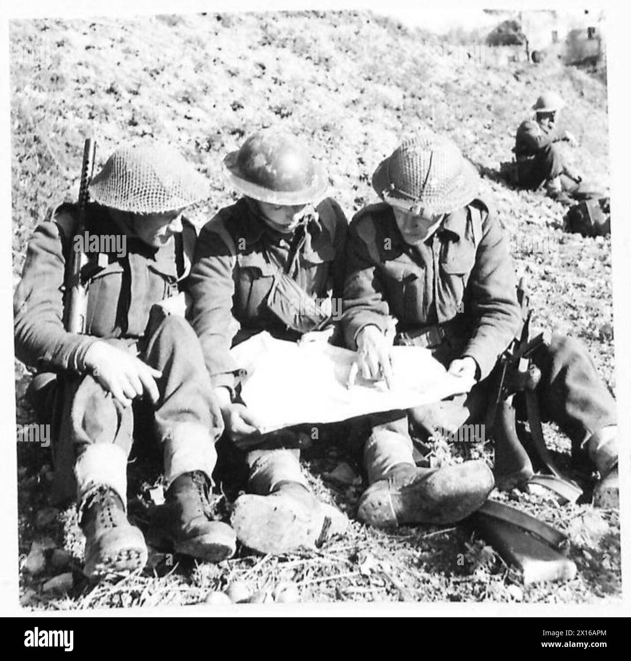 ITALY : FIFTH ARMY : BATTLE PATROL - Fus. W. Knapp of Bow, London; Fus ...